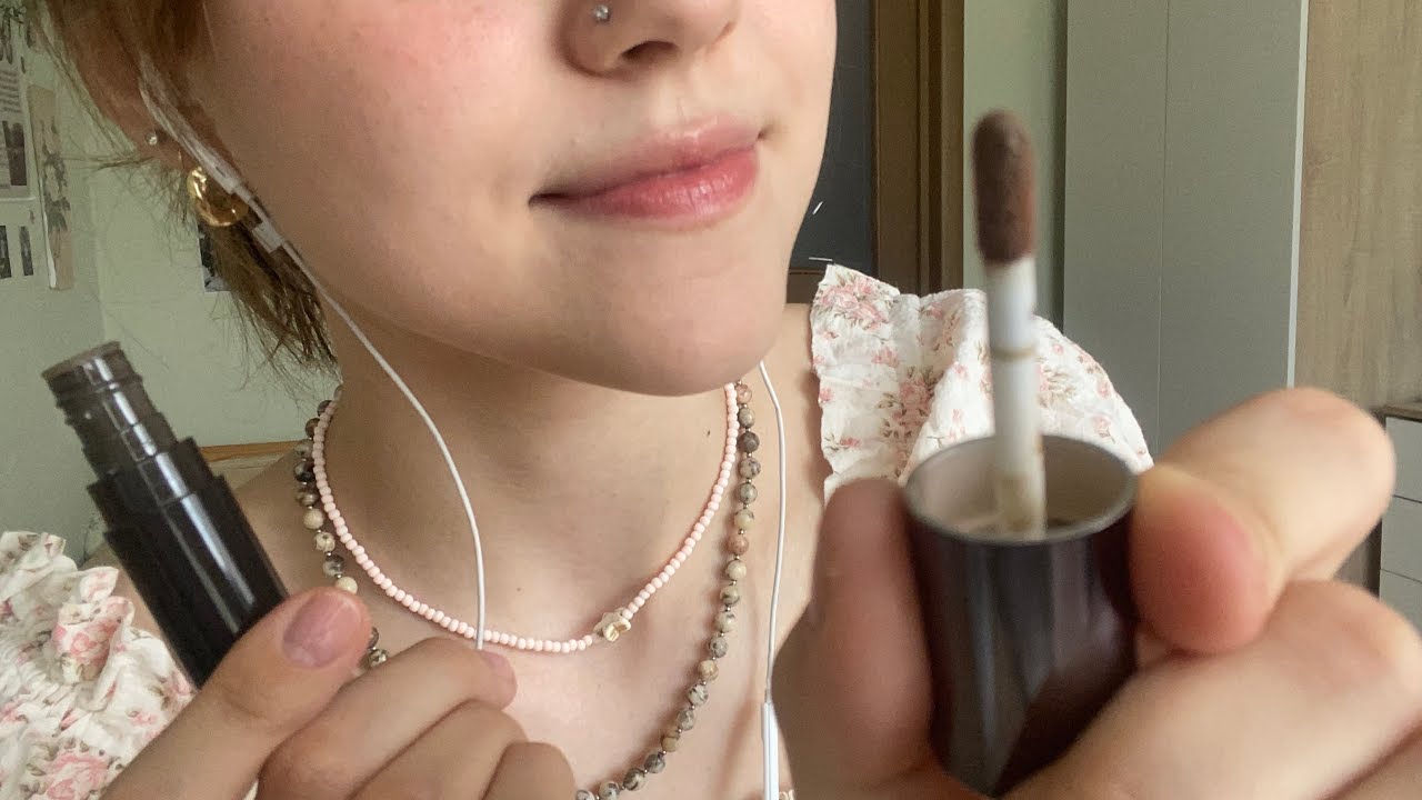ASMR lip gloss application - YouTube