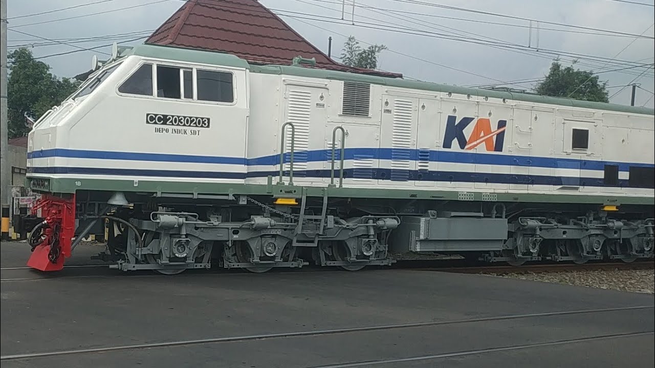 Perdana dinas menuju barat ! CC 203 02 03 Livery 2 garis biru KA 211 ...