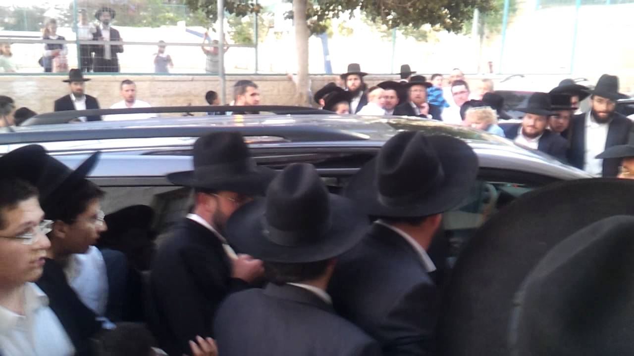 Rav Shteinman arrives in Ramat Beit Shemesh - YouTube