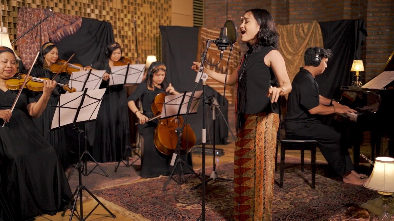 Mariani Oelong - Telanjangi (Official Live Performance) - YouTube