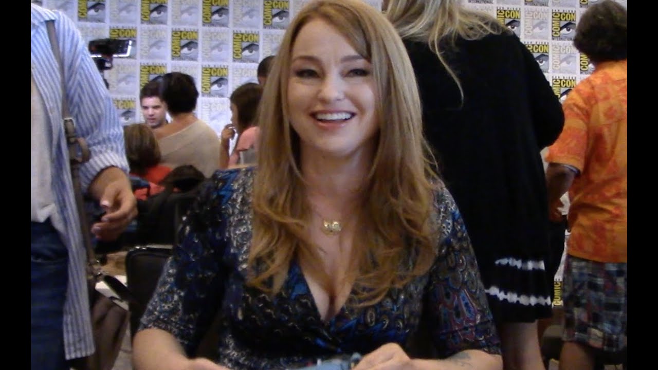 Supergirl - Sarah Schechter - SpoilerTV SDCC 2016 Interview - YouTube
