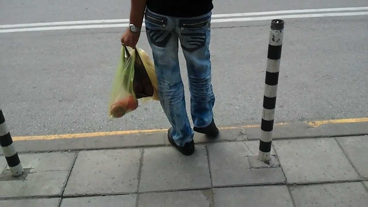 Man with short right leg 1 - YouTube