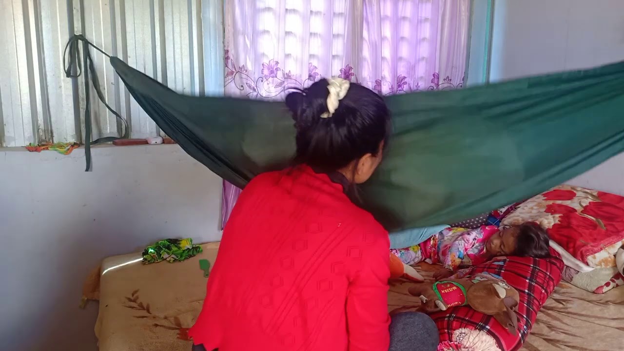 ម្តាយច្រៀងបំពេរកូនឲ្យគេង, mom sing for her baby sleep - YouTube