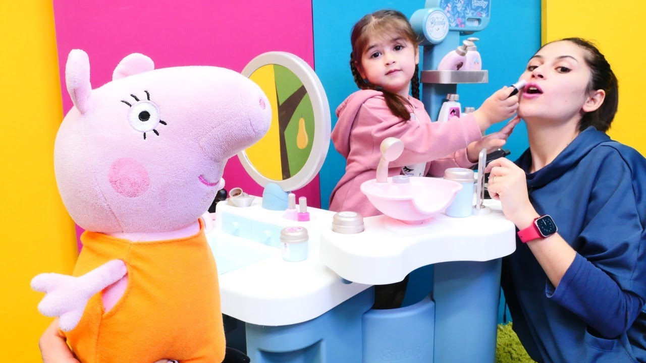 Peppa Pig ile güzellik oyunu. Anne domuz manikür yaptırıyor. Kızlar ...