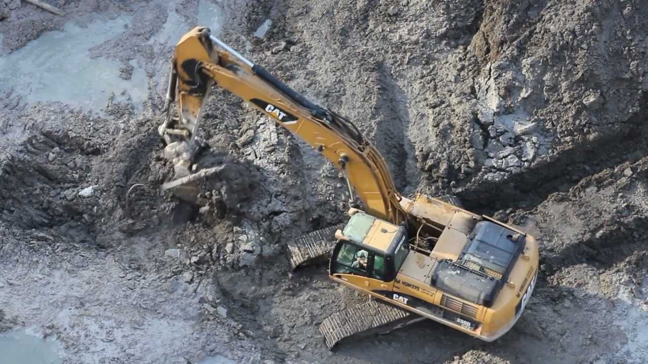 Cat 330DL Excavator Digging Sloppy Mud - YouTube