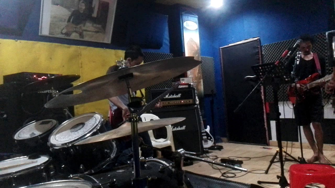 Angry again - megadeth ( hi gain) - YouTube