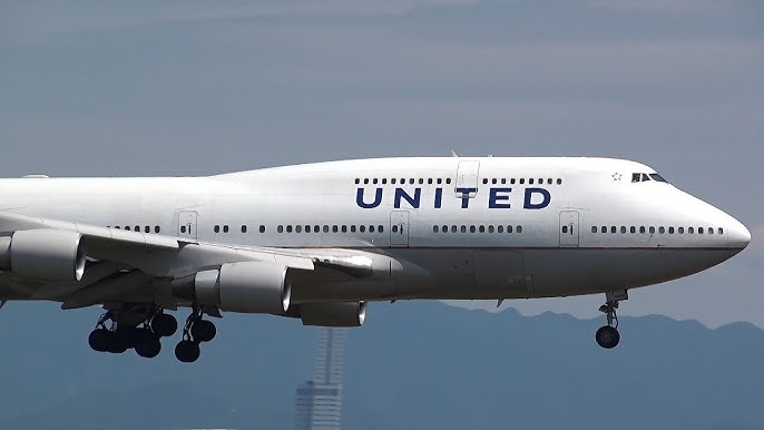 United Airlines 747 Takeoff Boeing 747 Nearly CRASHES Immediately