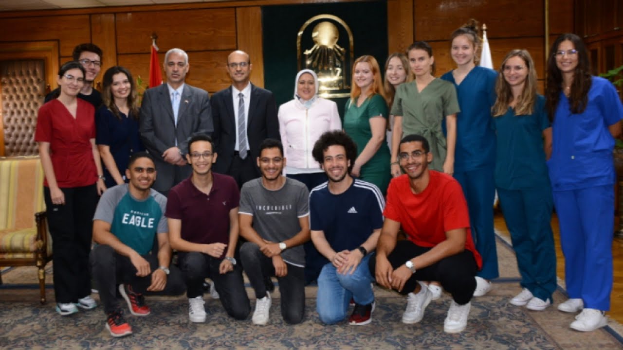 رئيس جامعة أسيوط يستقبل وفد طلابي من مختلف الجنسيات الأوروبية ضمن
