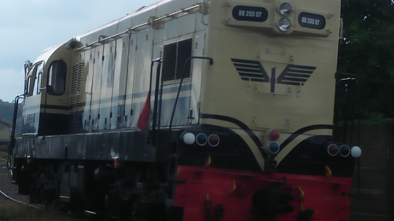 Kompilasi Lokomotif BB200 07 - YouTube