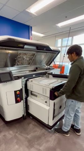 Loading the build unit into the HP Jet Fusion 5200 Series Industrial 3D ...