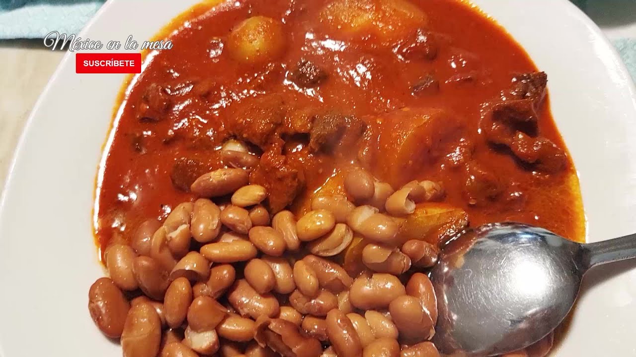 Guiso De Chile Colorado Con Carne Y Papas Acompañado Con Frijoles De La ...
