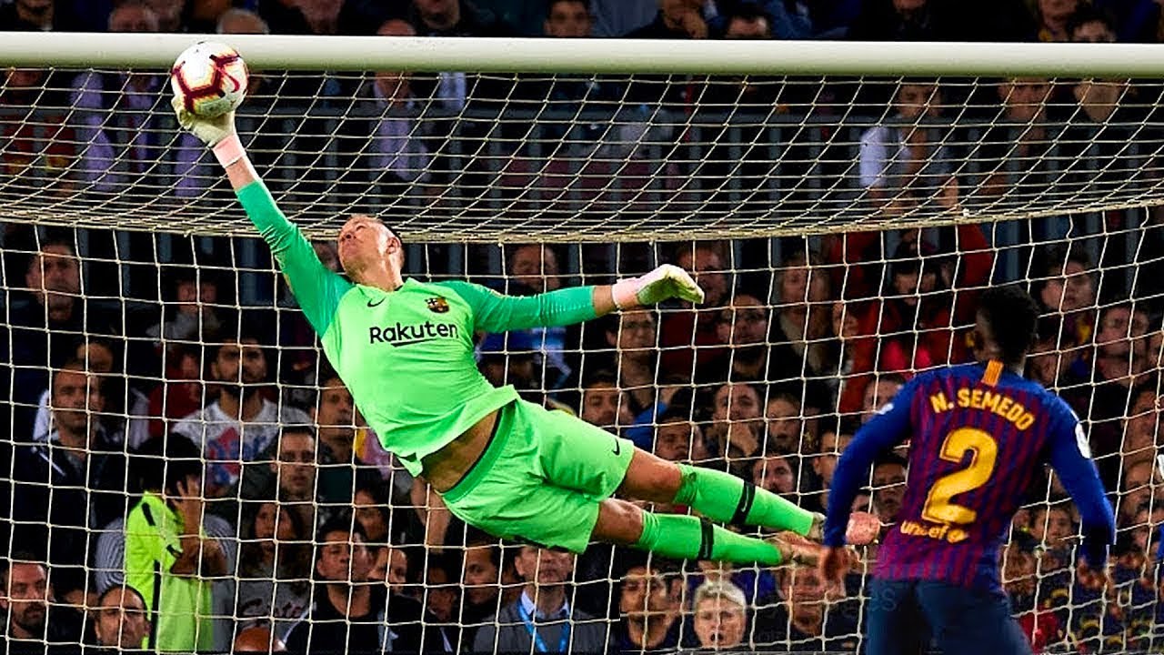 Legendary Goalkeeper Performances In Football 01 - YouTube