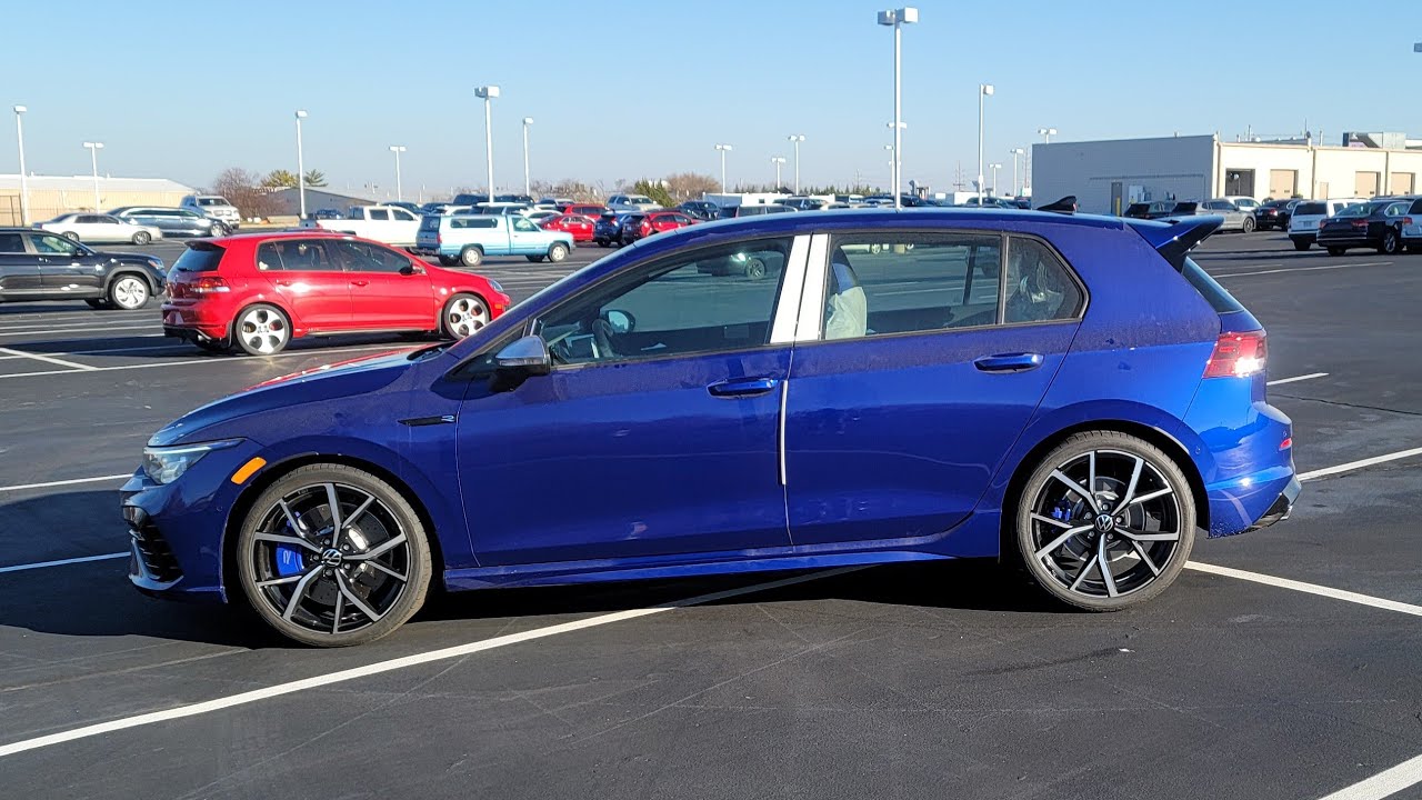 Quick look at the 2023 VW Golf R in Lapiz Blue Metallic - YouTube