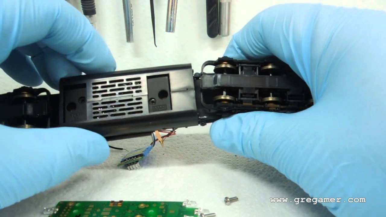 Decoder Install Kato SD40-2 - YouTube