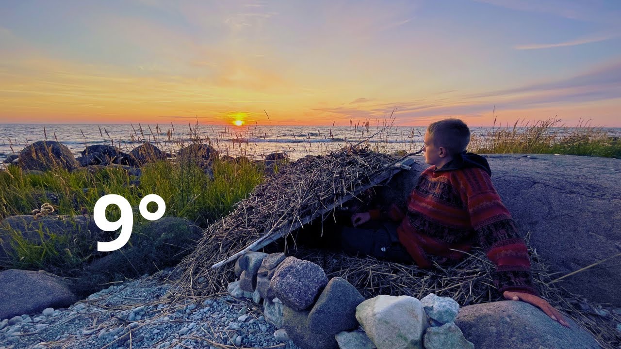 Bygger En Hydda Där Jag Sover Vid Havet, Utan Sovsäck, Liggunderlag ...