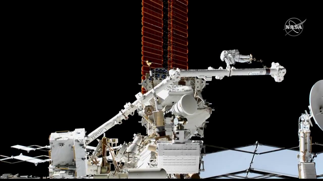 Spacewalker Travels Via Robotic Arm in Amazing Space Station Video ...