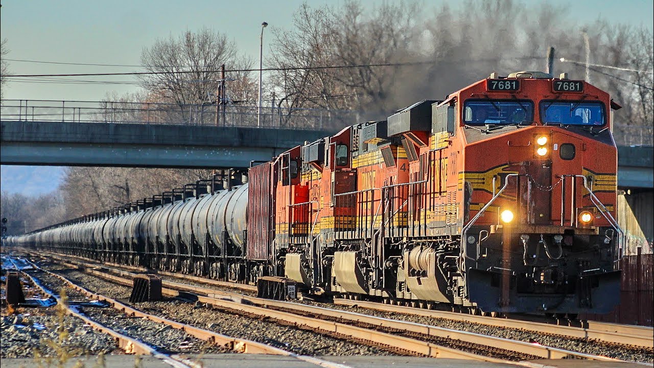 CSX B122 With BNSF 7681 Leading at South Plainfield NJ - YouTube