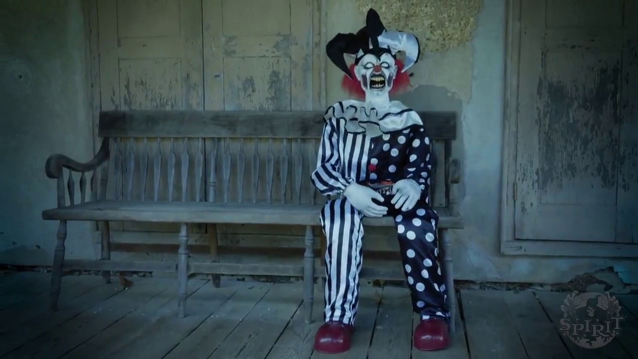 Sitting Scare Clown | Spirit Halloween 2017 - YouTube