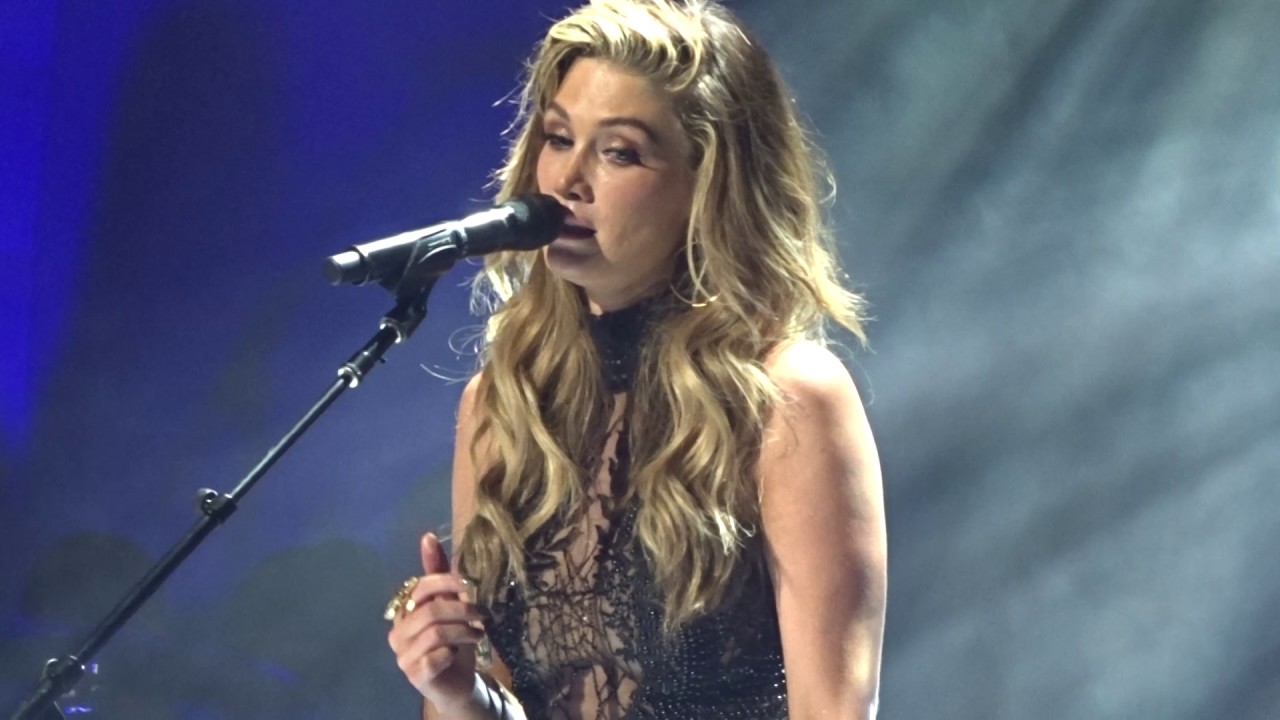 Delta Goodrem -Memories live Sydney 28/10/16 - YouTube