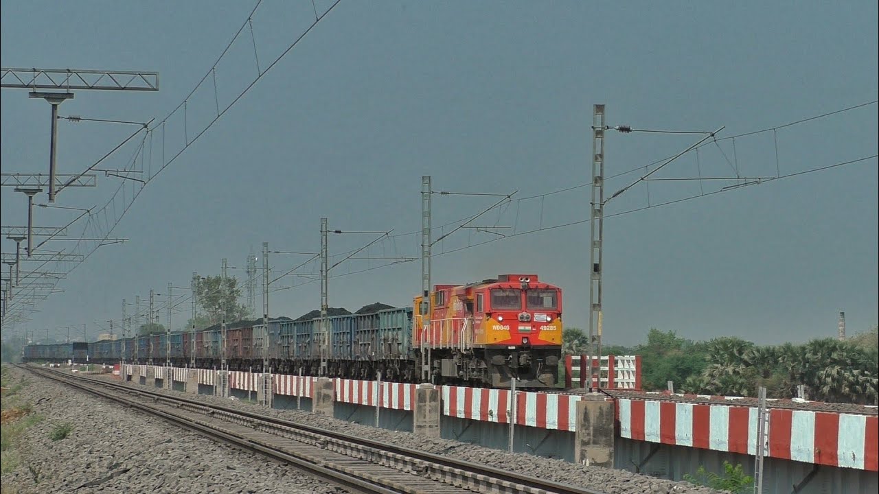 DIESEL LOCOMOTIVE HAULING FREIGHT TRAIN CROSSING OVER BRIDGE || WGD4G ...