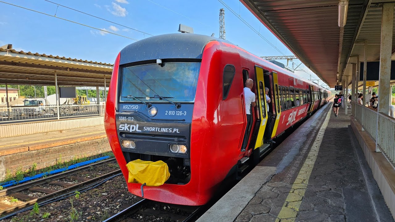 Voormalige NS DM'90 treinstellen (nu van SKPL) vertrekken uit station ...