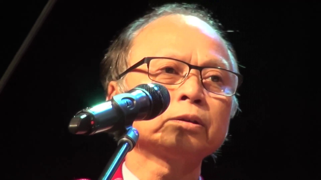 Eh Htoo Saw sing at WKBC - YouTube