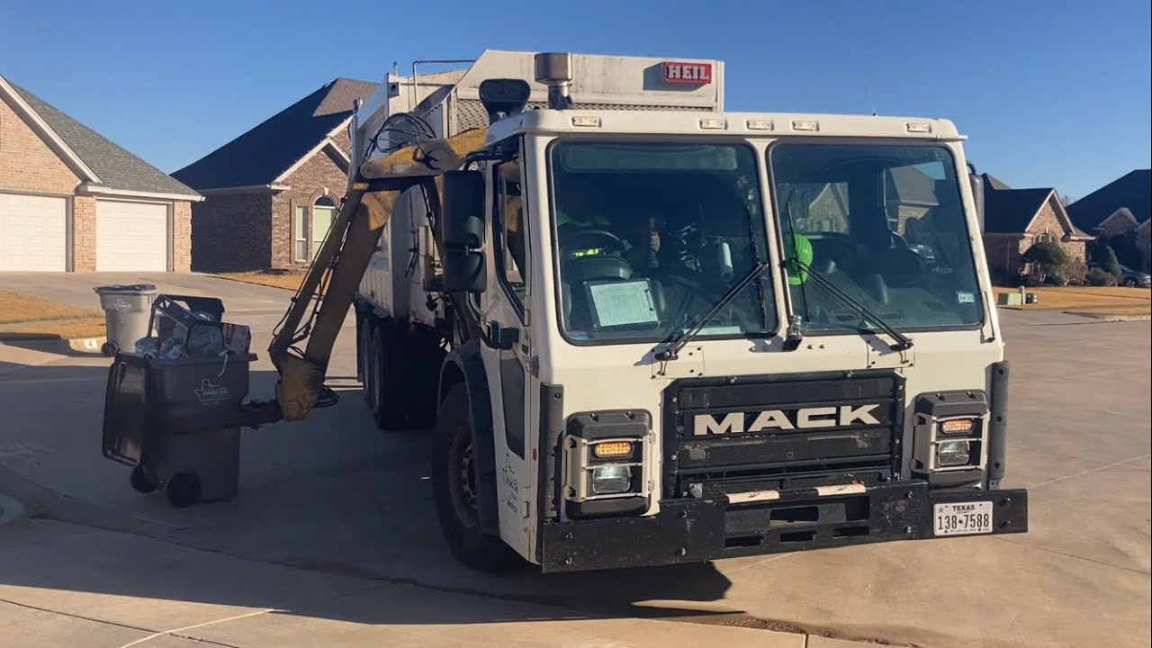 1169 | Mack LR Heil Python VS MASSIVE Post Xmas Trash - YouTube