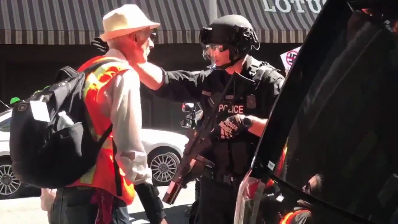 Antifa Taunting Police In Portland 9 10 17 HD - YouTube