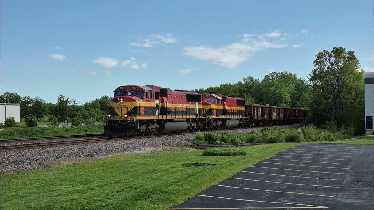 KCS 3928/KCS 3937 lead CPKC 2GPS through Glenview - YouTube