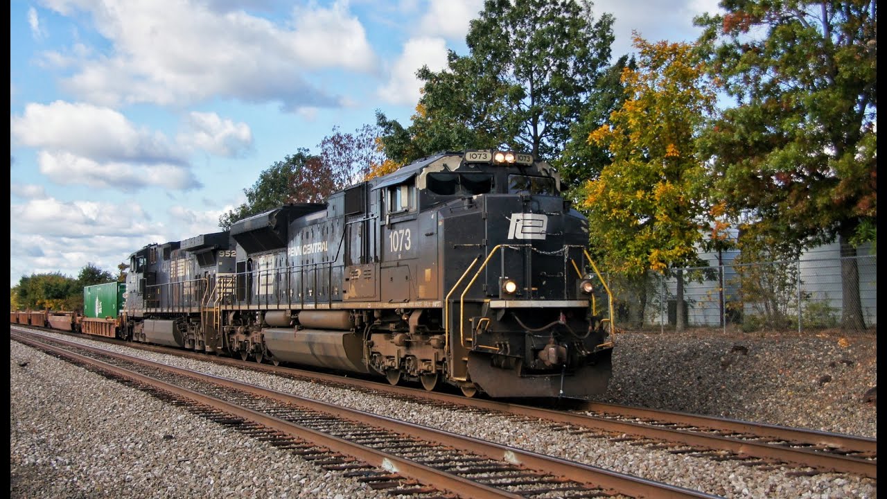 NS Penn Central HU #1073 with Weathered Body Leads NS 274 in South Manassas, VA | 10/8/2022 ...