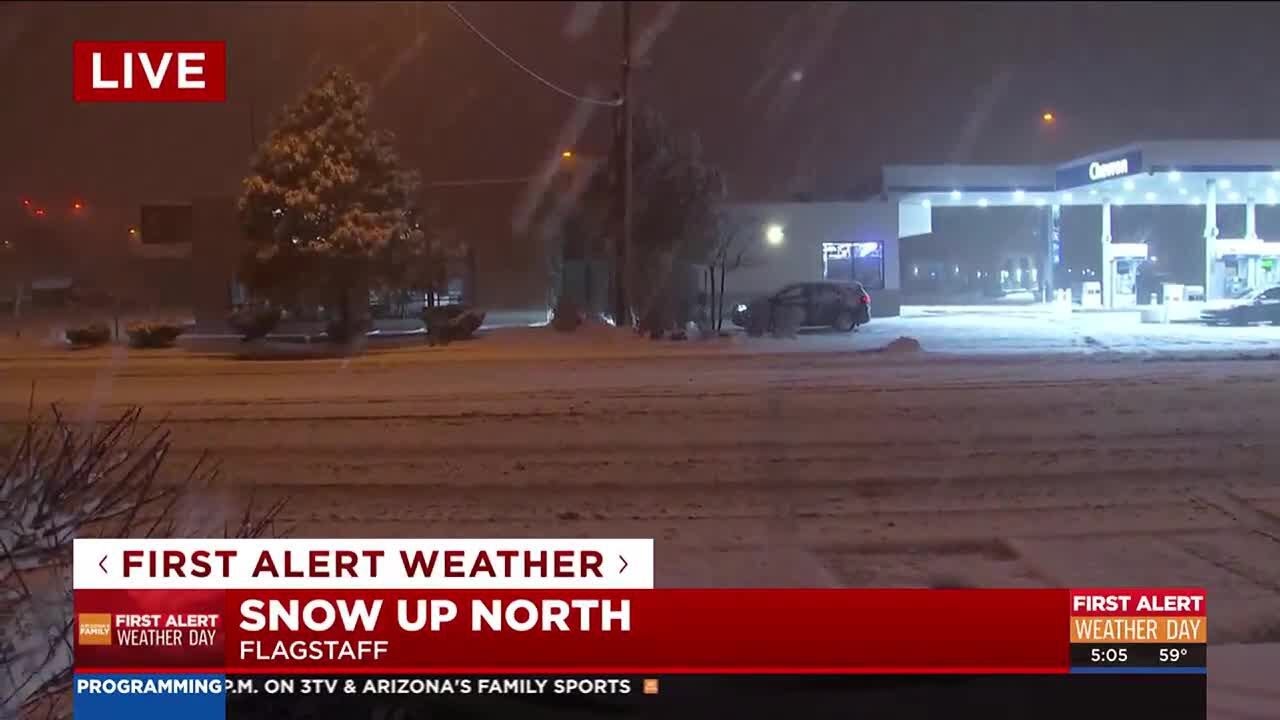 Moderate snowfall continues in Flagstaff - YouTube