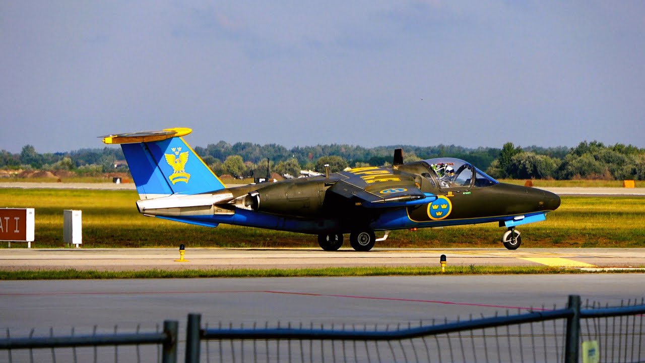 Swedish SAAB SK-60 in stunning colors performs elegant display [4K ...