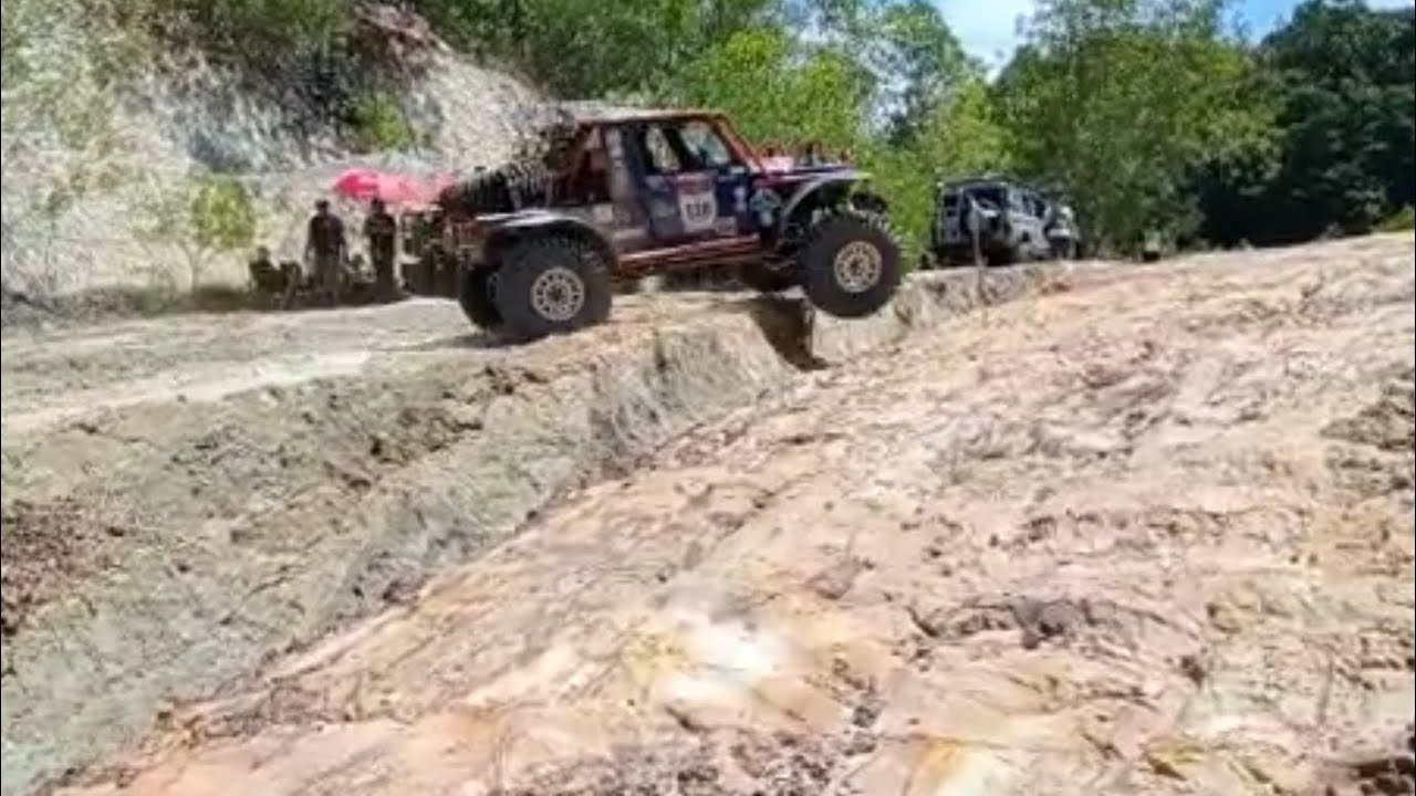 Big Hole? Just Jump! No Problem - Hardcore 4x4 Competition | Tuaran Off ...