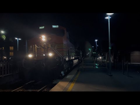 BNSF H-BARSDG1-18 cruises through Carlsbad Village with BNSF 7667 ...