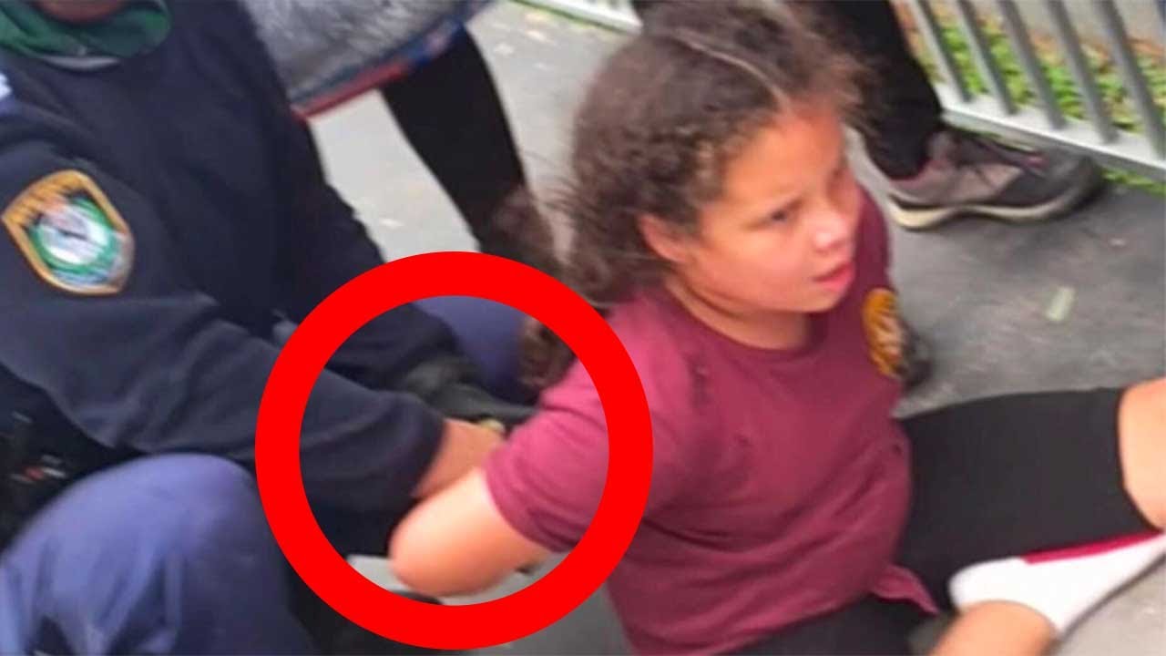 Young Girl Gives Drawing To Waitress, She Immediately Calls 911 After ...