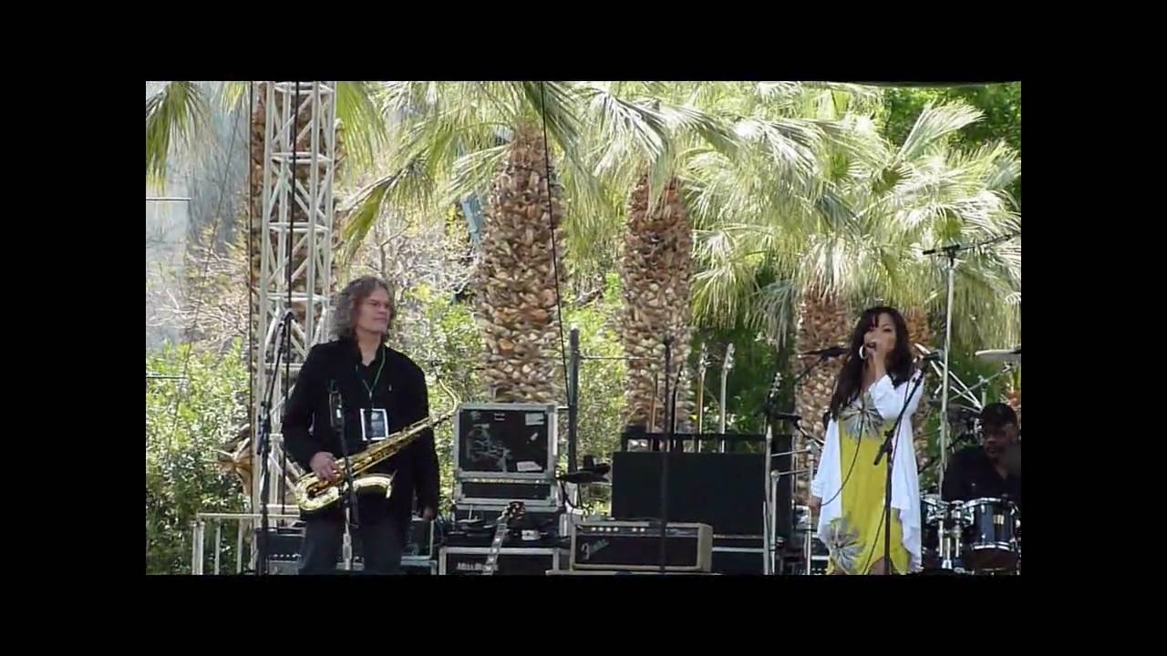 Lara Price sings at Metro fountain 2010.wmv - YouTube