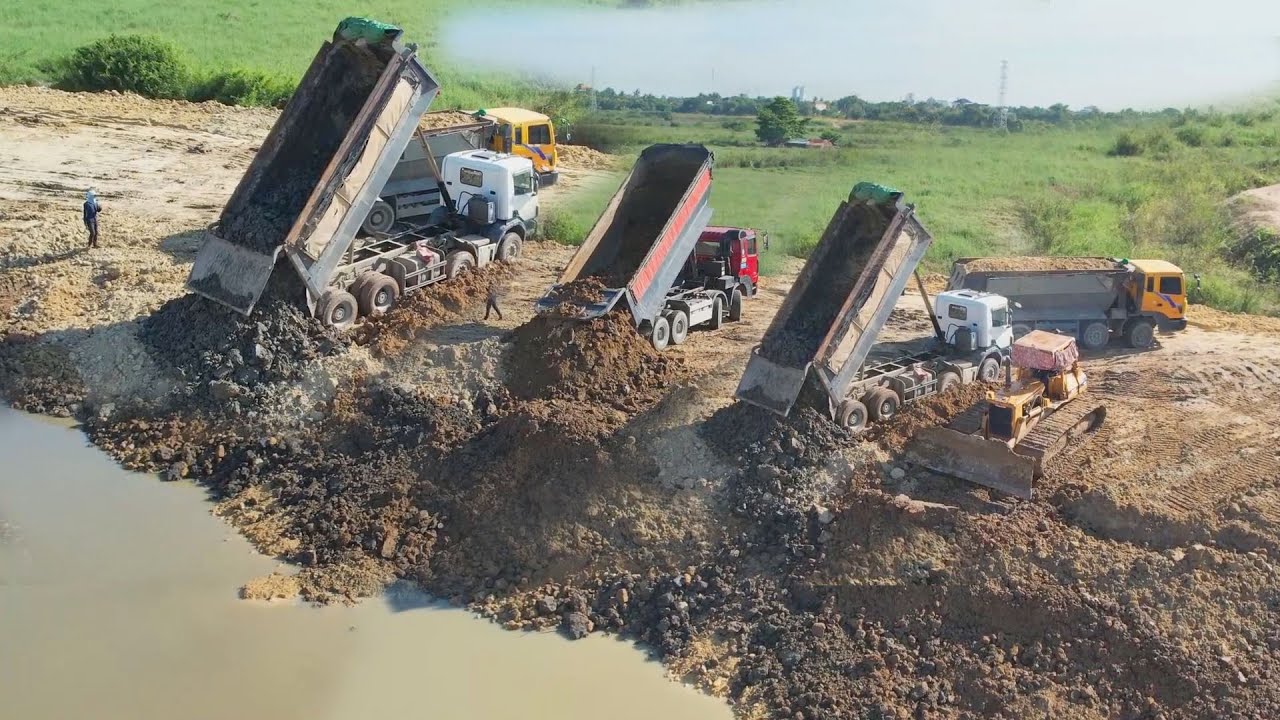 Soil With Water DumpTruck TRAGO HYUNDAI DAEWOO Unloading Soil DOZER ...