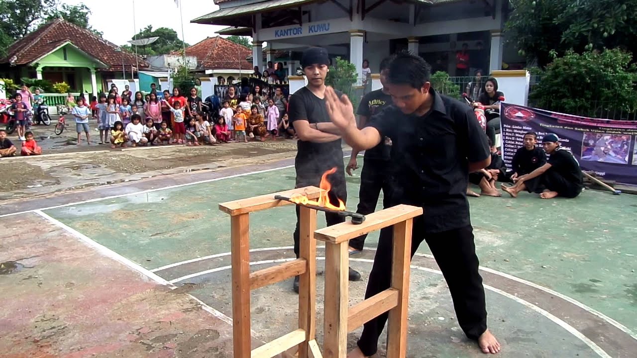 Atraksi mematahkan besi dragon (R3) Padepokan berkah al rabbani ...