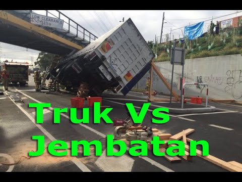 Kecelakaan Fatal ! Truk Versus Jembatan