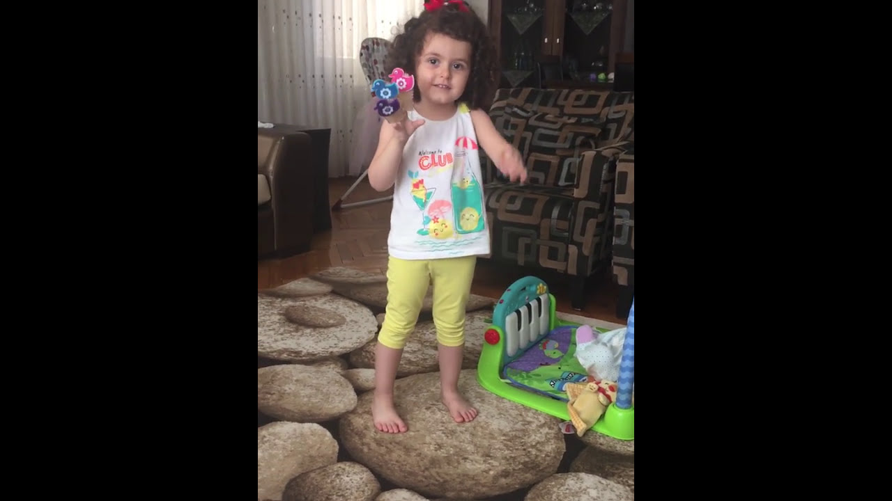 3 Küçük Ördek Badi Badi Yürüyerek - 3 Little Ducks Walking Waddly ...