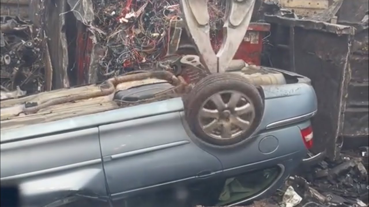 💥 VRS Car Dismantling. Incredible Large Scale Scrap Car Process - YouTube