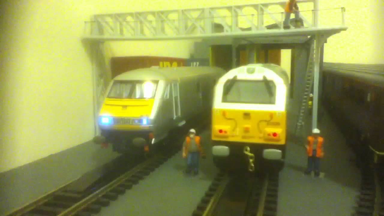 Hornby Customised EWS Manager's Train Class 67 and DVT with Directional ...