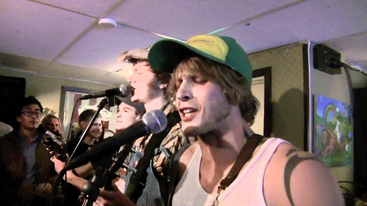 Innavl spiller Traktorsangen - YouTube Music