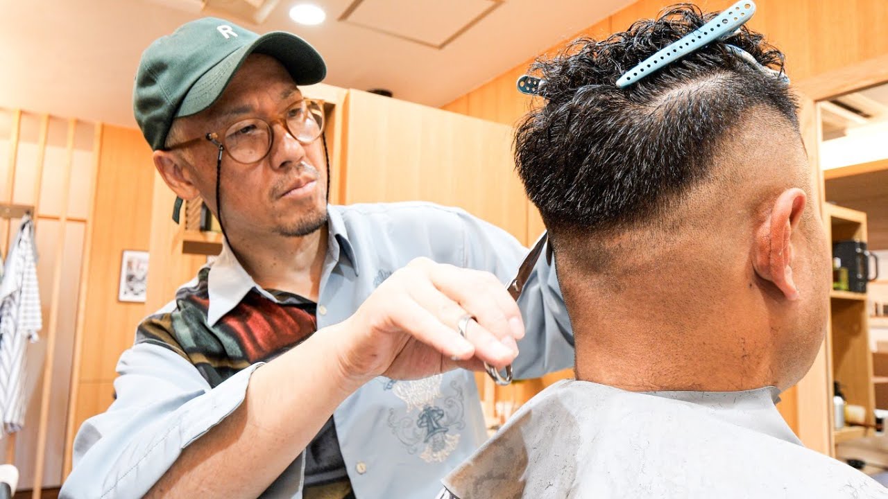 💈Japanese barber shop packed with working men. The premium haircut ...