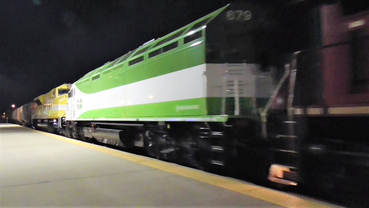 FINAL EPIC CATCH OF 2020! CP 141 In Elkhart, IN With GO 679 And EMDX 7225! 12-31-20 - YouTube