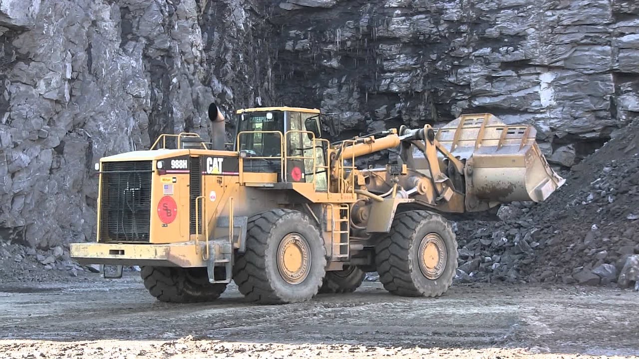 Cat 988H Cleaning Up - YouTube