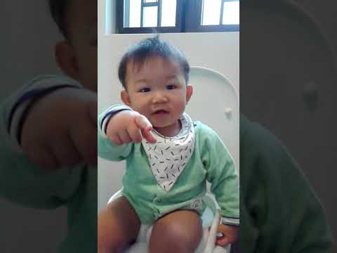 (Video Lucu) TKW hongkong ngajarin ngomong anak mjknya di wc