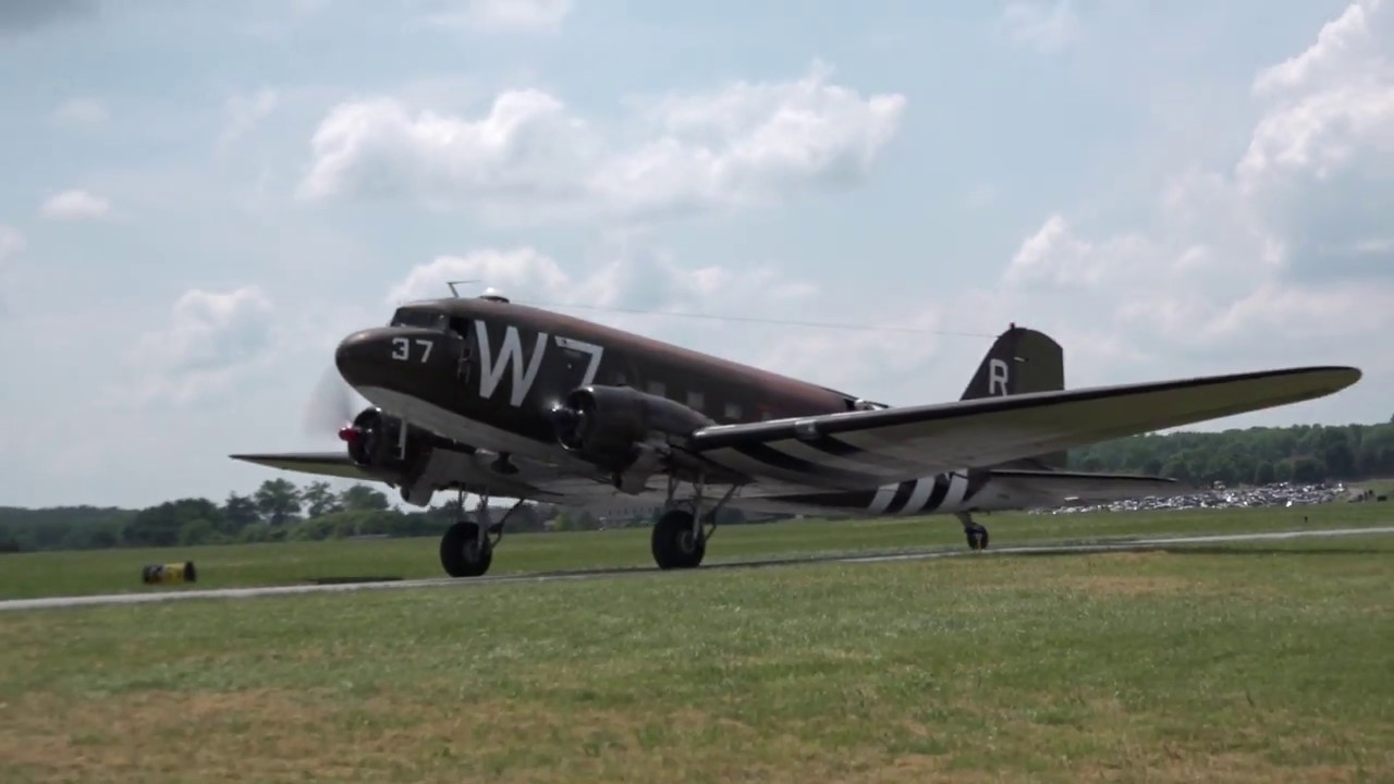 C-47 "Whiskey 7" & WWII Airborne Demo Team at WWII Weekend air show ...