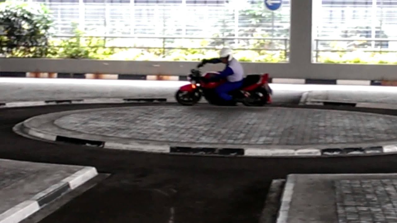 Zakie Ssdc instructor figure 8 pylon practice - YouTube