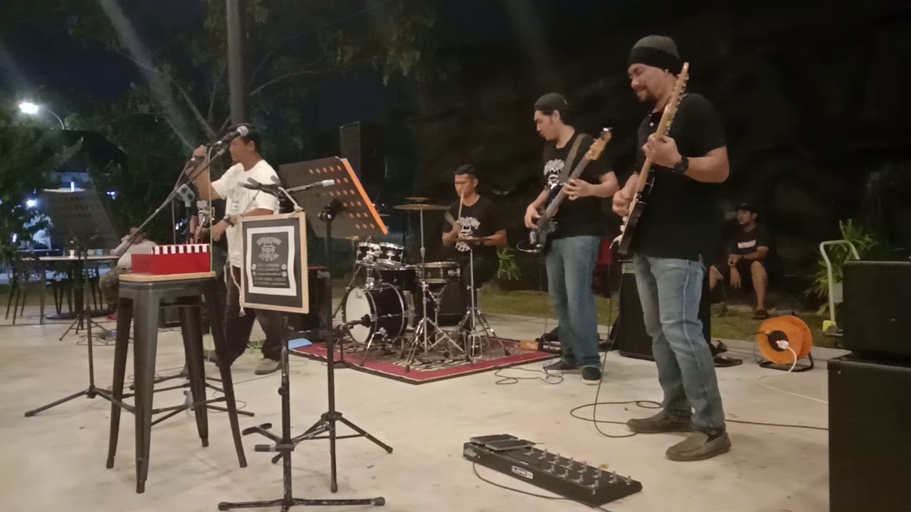 SERAGAM HITAM (Kristal) - covered by Seragam Hitam Band - YouTube
